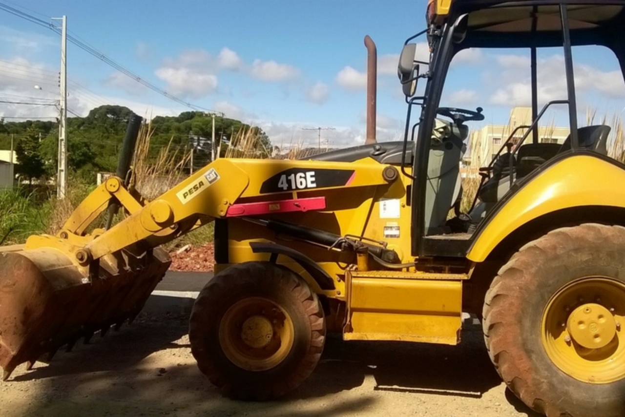 Retroescavadeira Caterpillar 416E 12 - Bruto Equipamentos | Trucadao.com.br