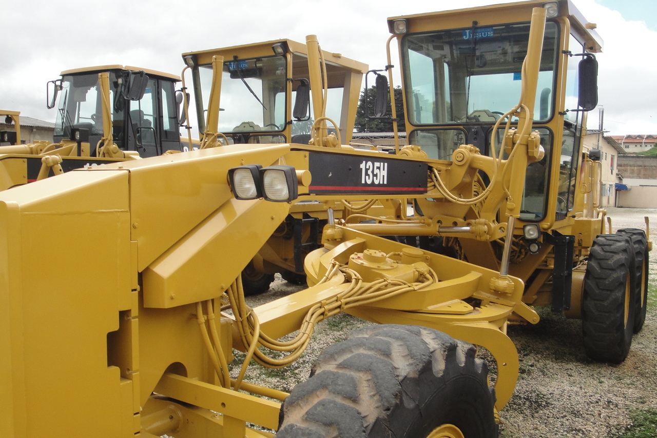 Motoniveladora Caterpillar 135 H 98/98 - Premium Tratores | Trucadao.com.br
