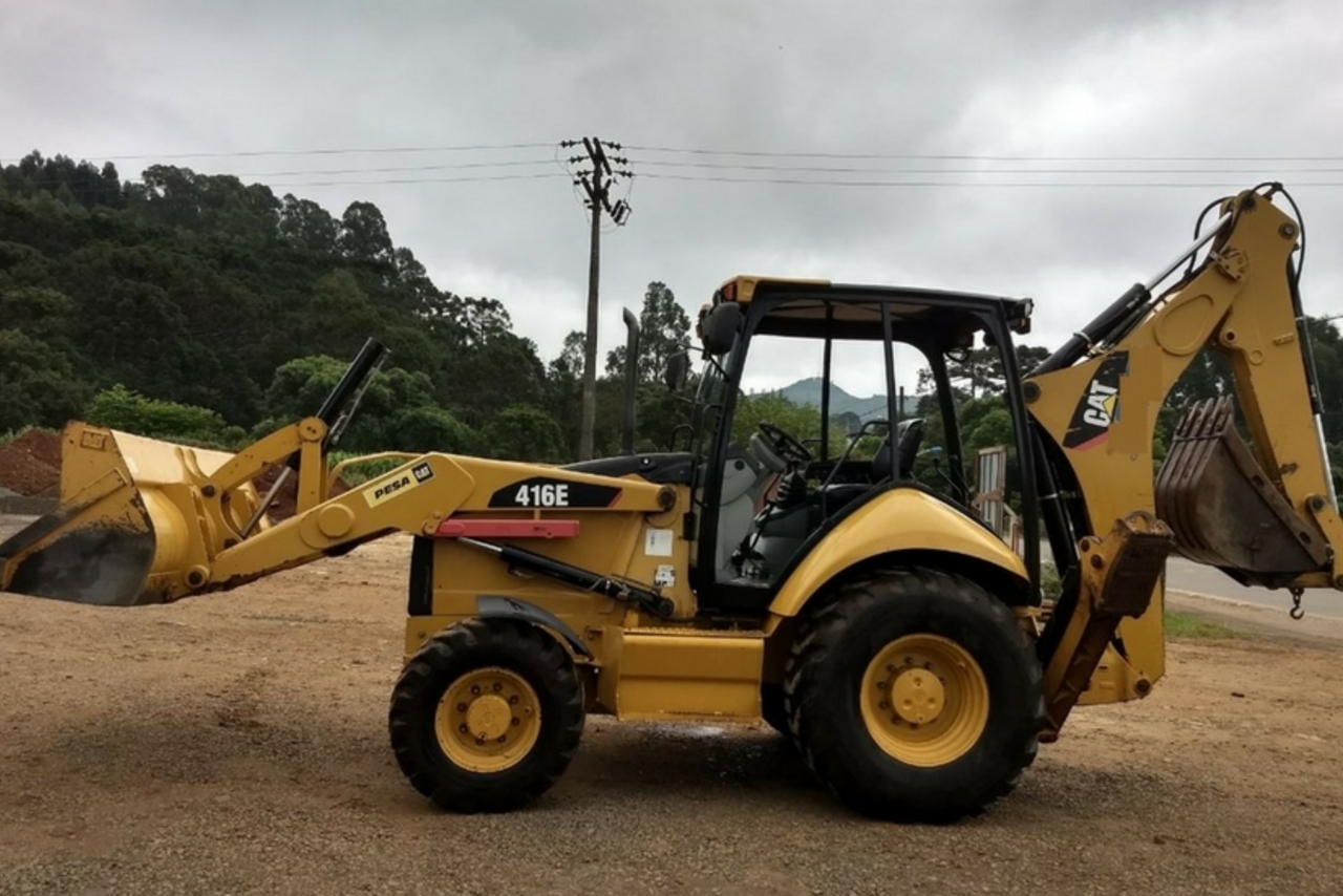 Retroescavadeira Caterpillar 416E 13 - Bruto Equipamentos | Trucadao.com.br