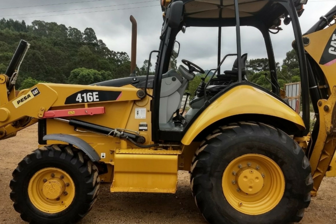 Retroescavadeira Caterpillar 416E 13 - Bruto Equipamentos | Trucadao.com.br