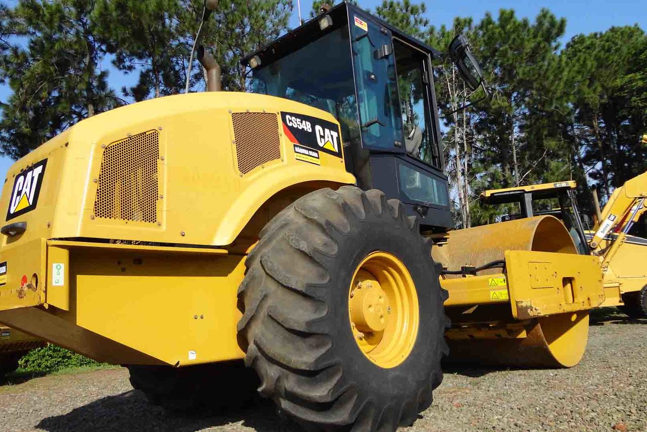 Rolo compactador Caterpillar CS54B 14/14 - Ktop equipamentos | Trucadao ...
