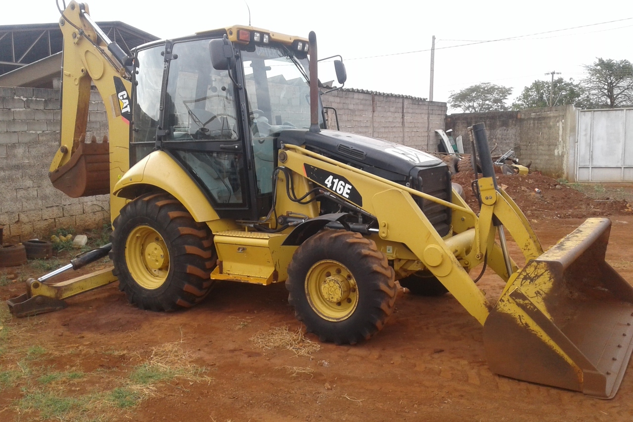 Retroescavadeira Caterpillar 416E 12/12 - LNA Máquinas | Trucadao.com.br