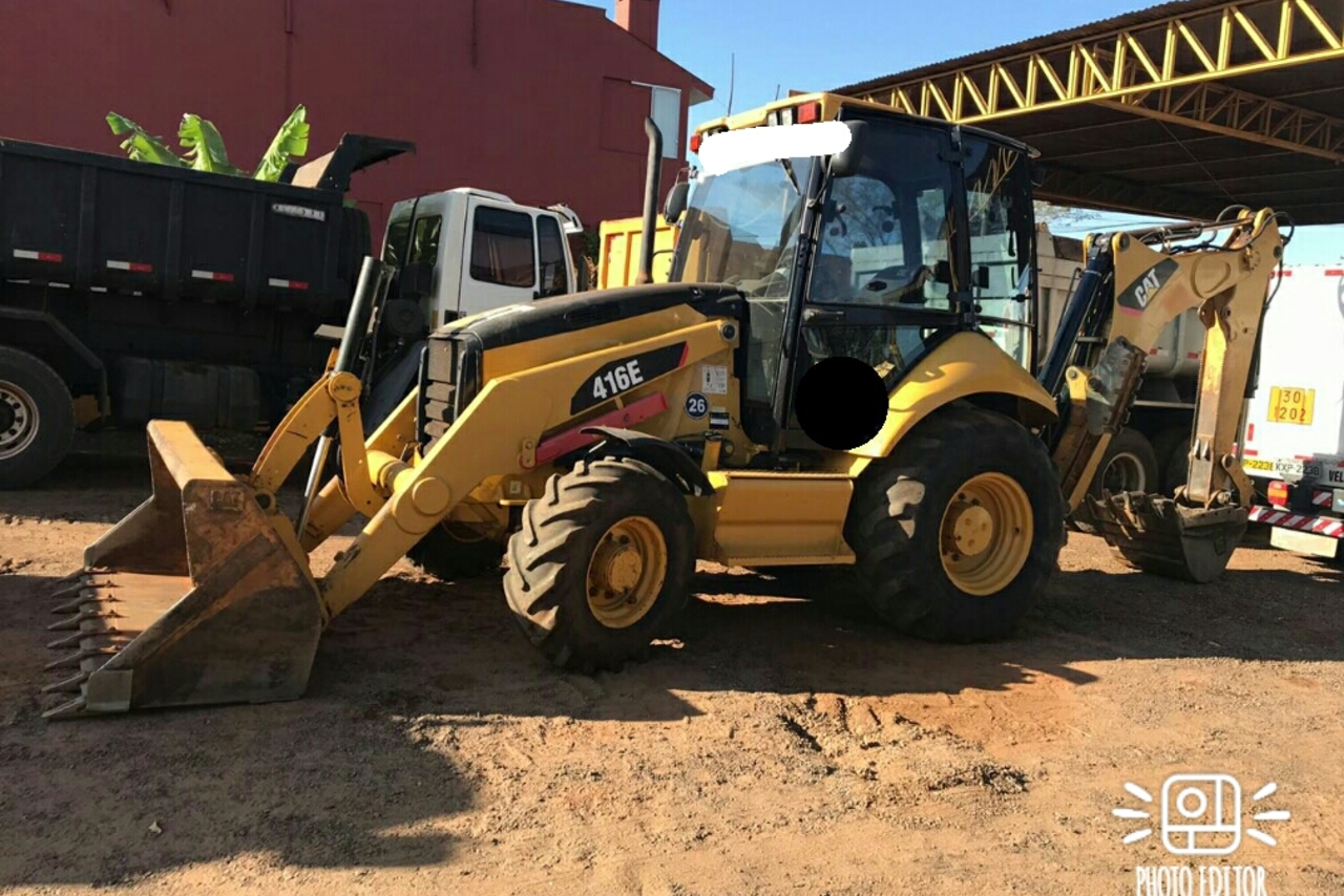 Retroescavadeira Caterpillar 416E 12/12 - LNA Máquinas | Trucadao.com.br