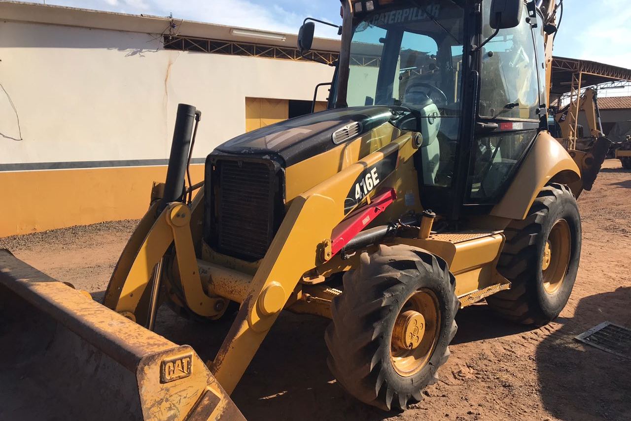 Retroescavadeira Caterpillar 416E 12/12 - LNA Máquinas | Trucadao.com.br