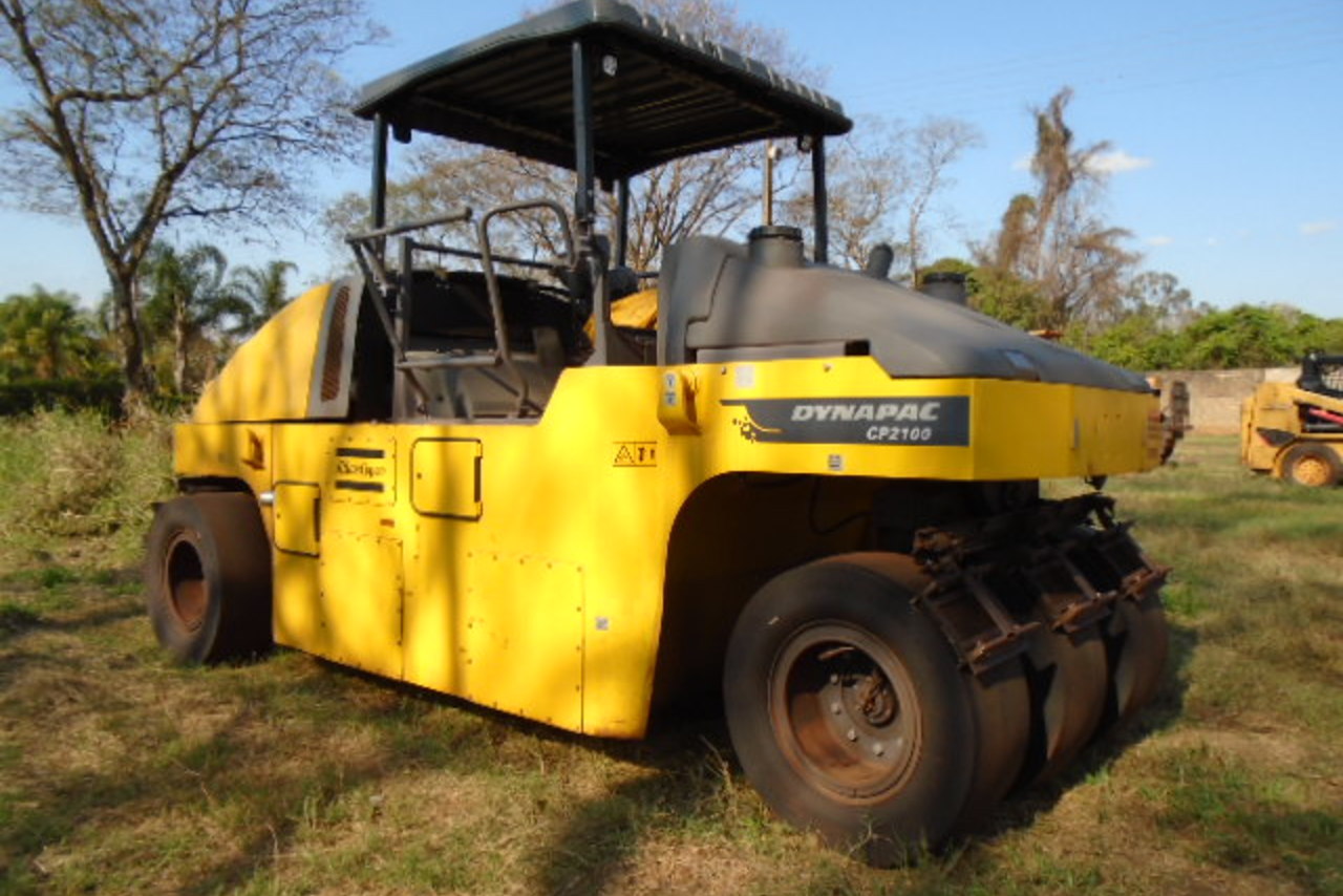 Rolo compactador Dynapac CP221 15/15 - Cunha JR Tratores | Trucadao.com.br