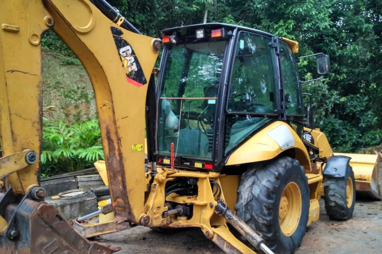 Retroescavadeira Caterpillar 416E 12/12 - Alípio Máquinas | Trucadao.com.br
