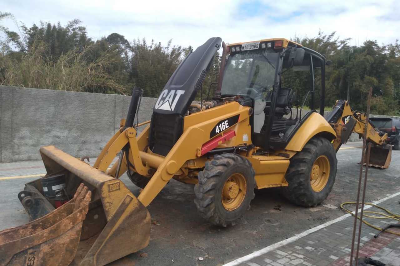 Retroescavadeira Caterpillar 416E 10/10 - Passerine Máquinas | Trucadao.com.br