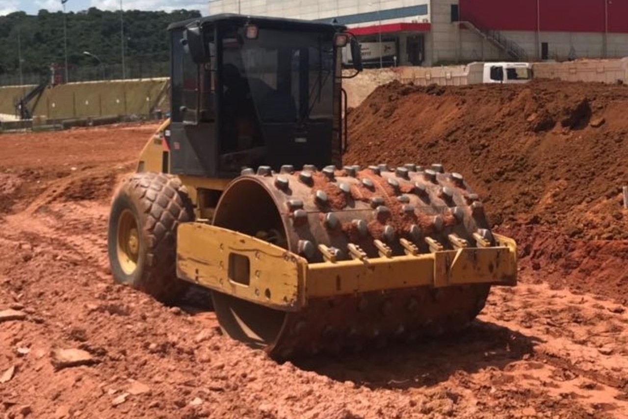 Rolo compactador Caterpillar CS533E 11/11 - Premium Tratores | Trucadao ...