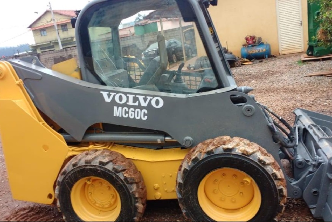 Mini Carregadeira Volvo MC60 12/12 - BHLOC | Trucadao.com.br