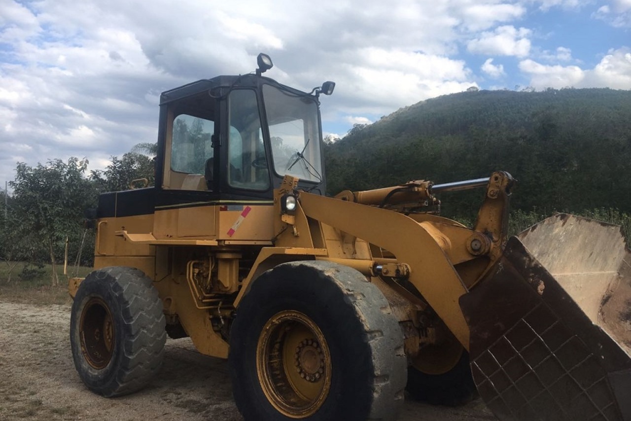Pá carregadeira Caterpillar 924 F 97/97 - BHLOC | Trucadao.com.br