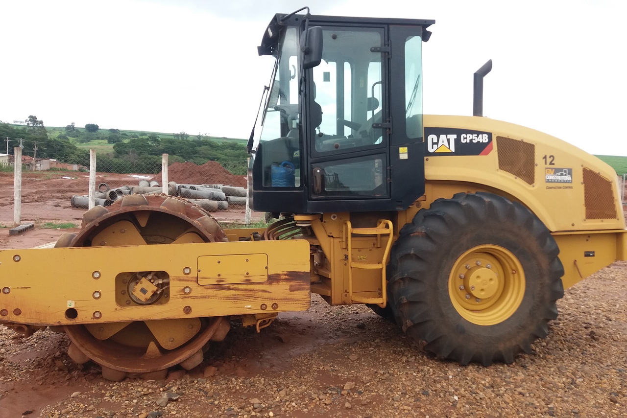 Rolo compactador Caterpillar CS54B 14/14 - GV Construtora LTDA ...
