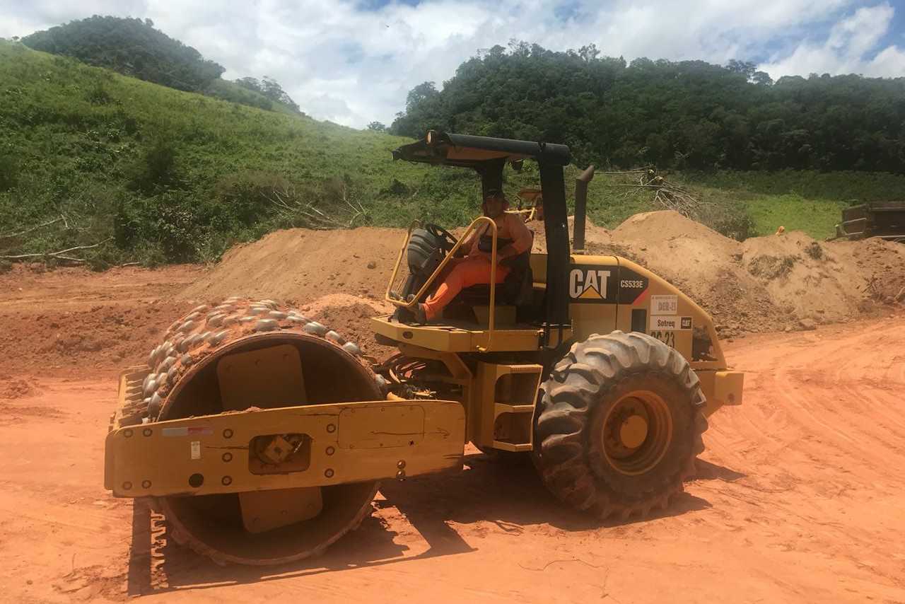 Rolo compactador Caterpillar CS533 10/10 - Alípio Máquinas | Trucadao ...