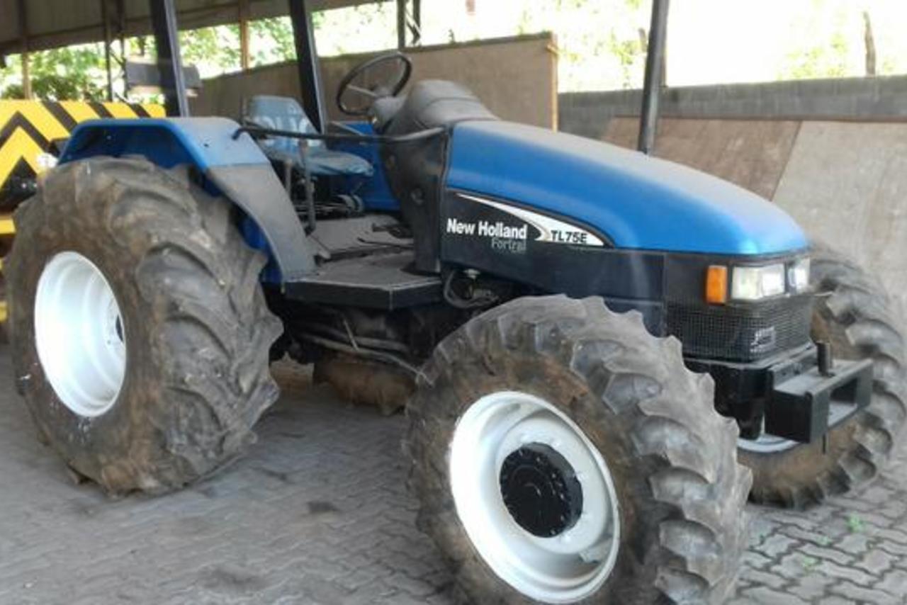 Trator New Holland TL75 03/03 - Soares Equipamentos | Trucadao.com.br