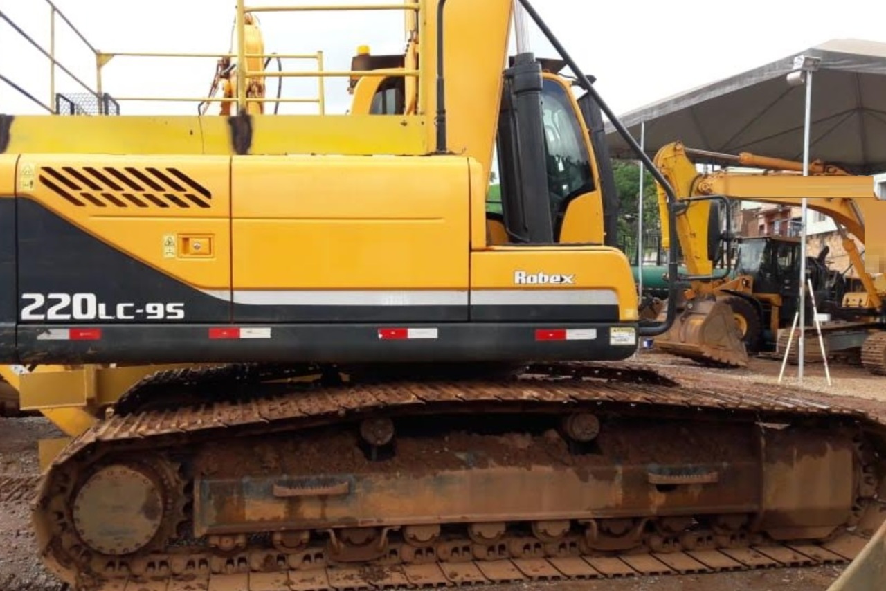Escavadeira Hyundai R220 LC 16/16 - BHLOC | Trucadao.com.br