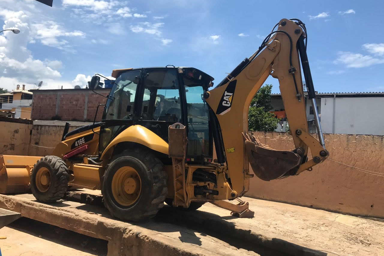 Retroescavadeira Caterpillar 416E 11/11 - Alípio Máquinas | Trucadao.com.br