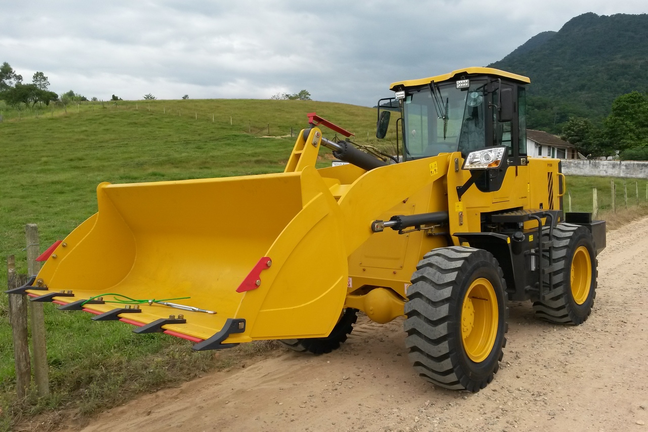 Pá carregadeira World W136 19/19 - Rodomotos Ltda | Trucadao.com.br