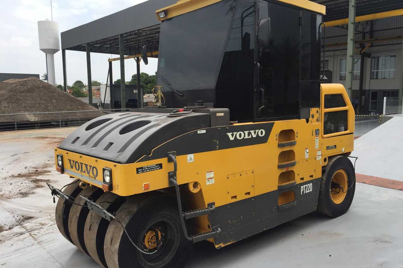 Rolo Compactador de Pneu Volvo PT220 14/14 - Tecnoeste Máquinas e ...