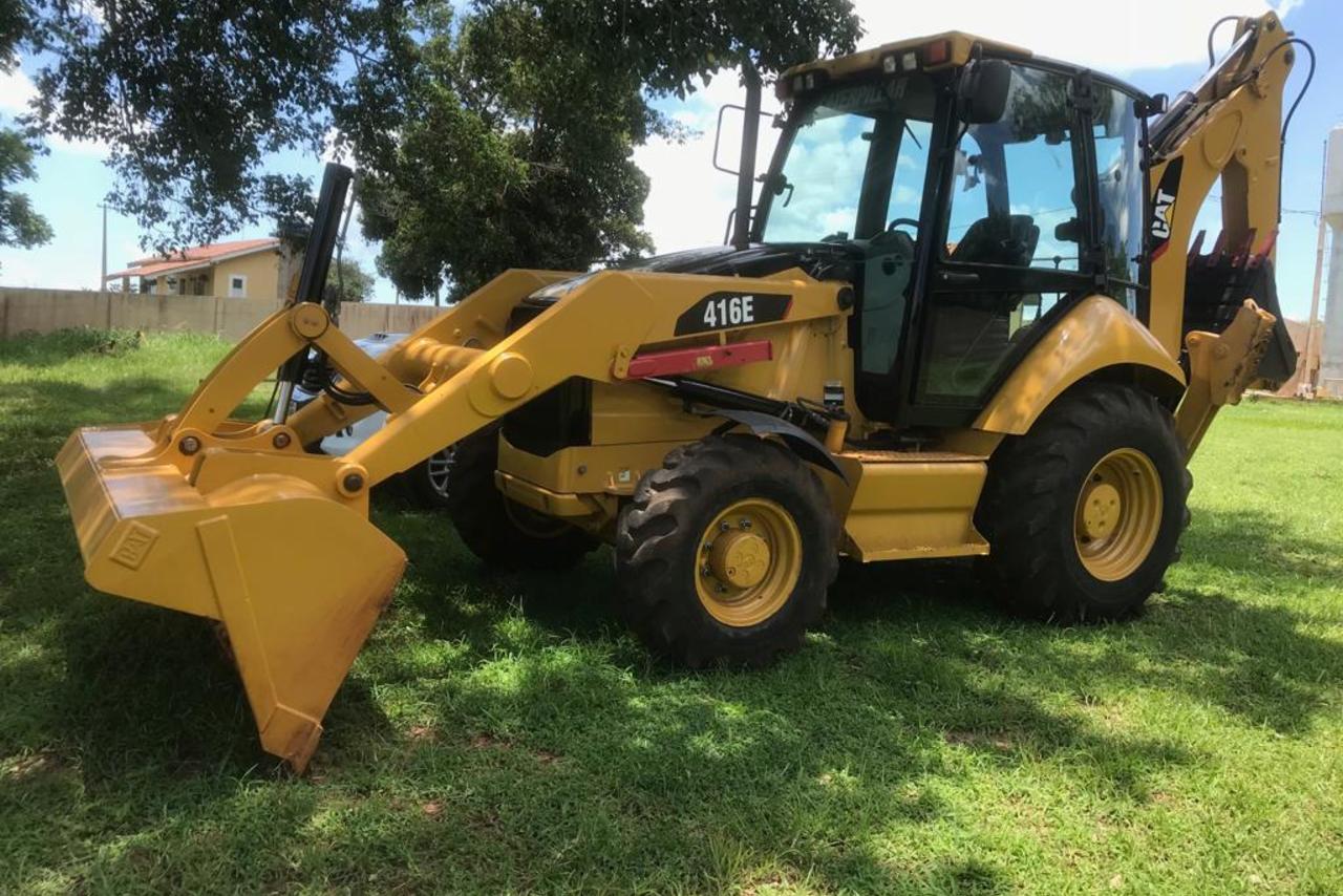 Retroescavadeira Caterpillar 416E 12/12 - LNA Máquinas | Trucadao.com.br