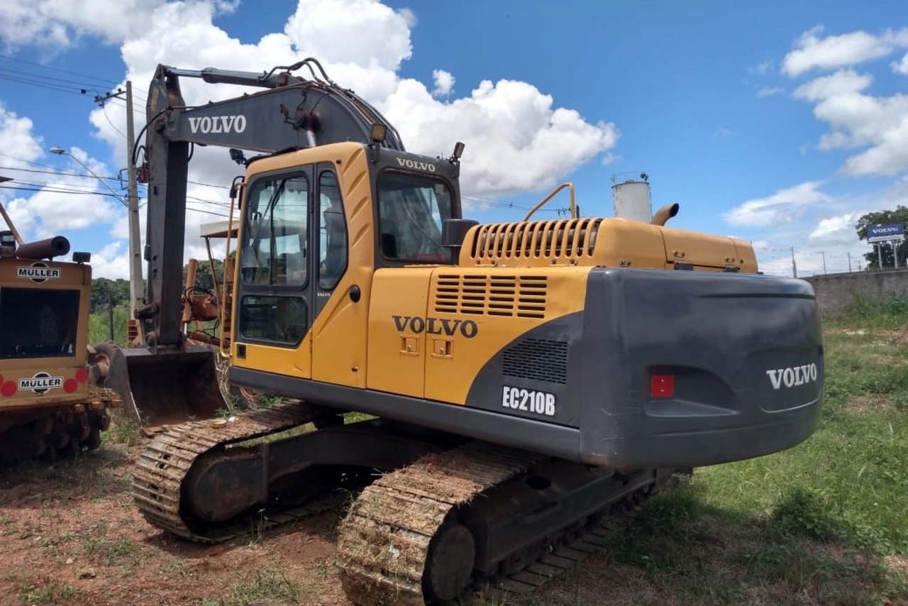 Escavadeira Volvo EC210B 08 - TM Tadeu Máquinas | Trucadao.com.br