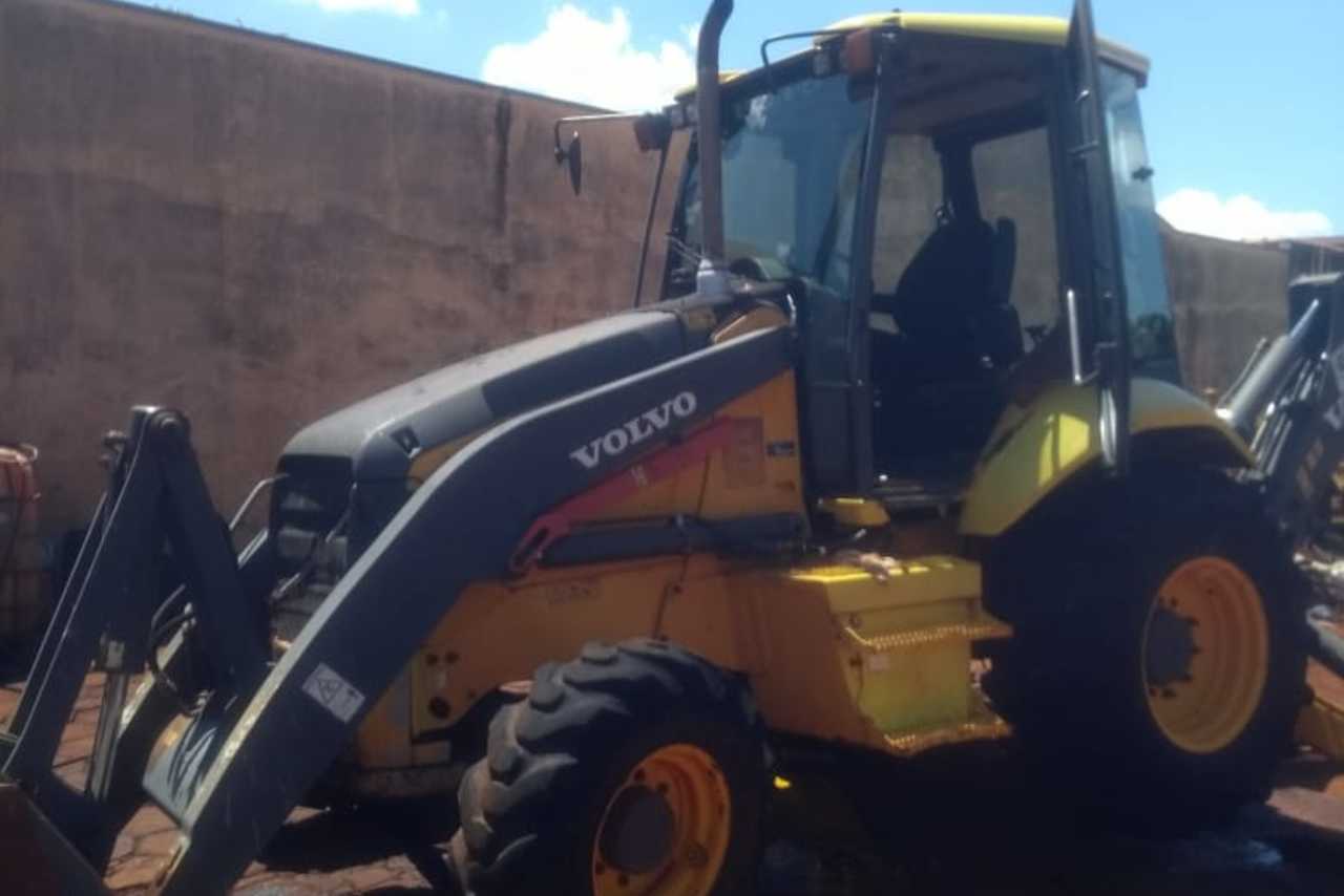 Retroescavadeira Volvo BL70 20/08 - Giovana de Almeida e Silva ...