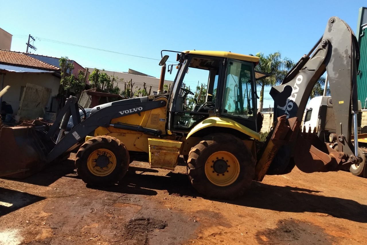Retroescavadeira Volvo BL70 20/08 - Giovana de Almeida e Silva ...