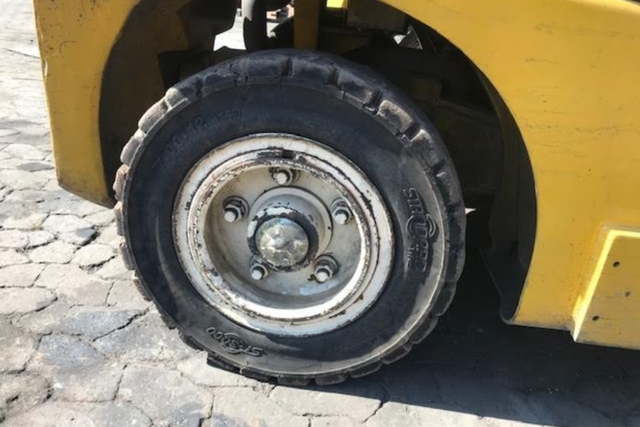 Empilhadeira Yale GP090VX 11/11 - BHLOC | Trucadao.com.br