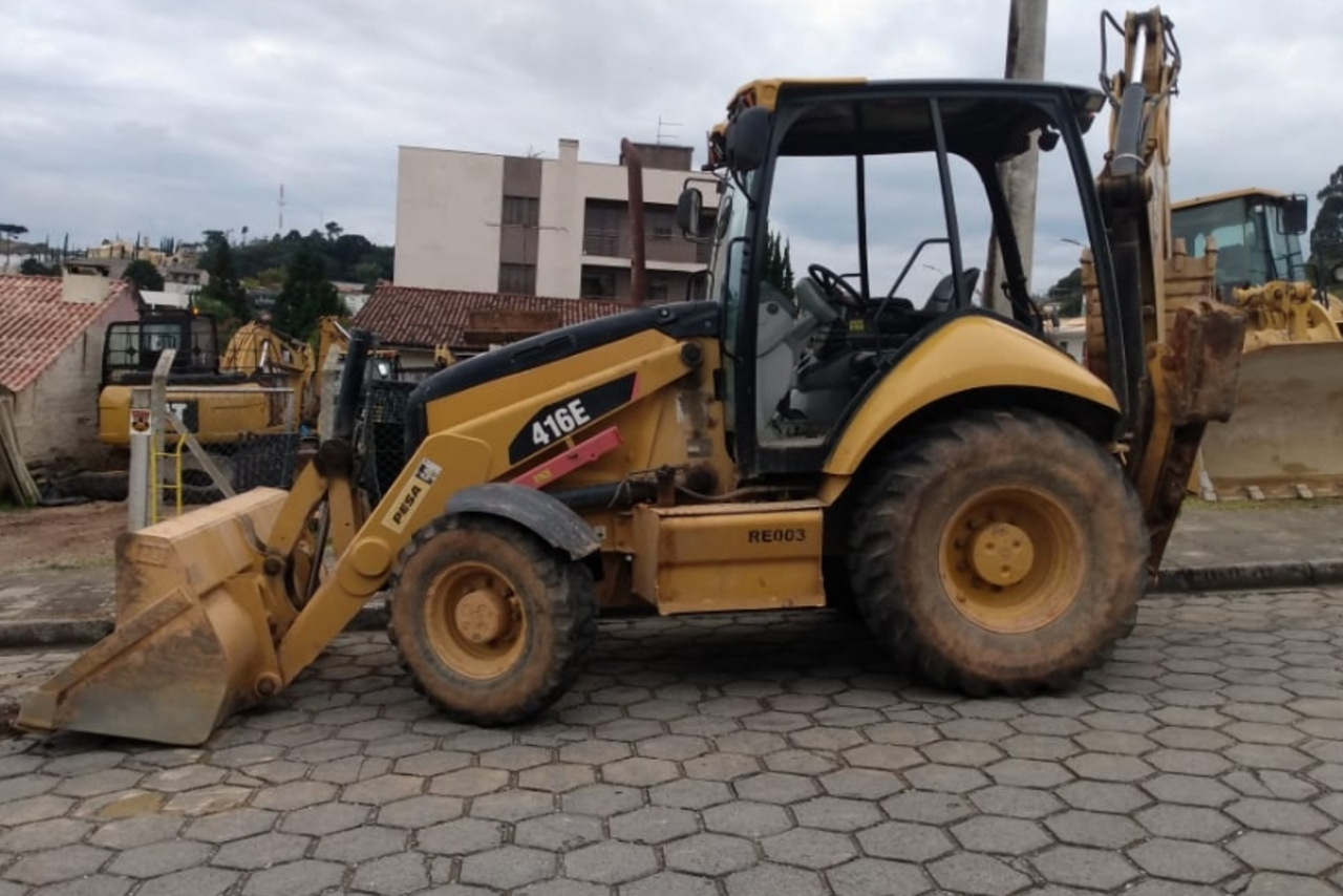 Retroescavadeira Caterpillar 416E 13 - Bruto Equipamentos | Trucadao.com.br