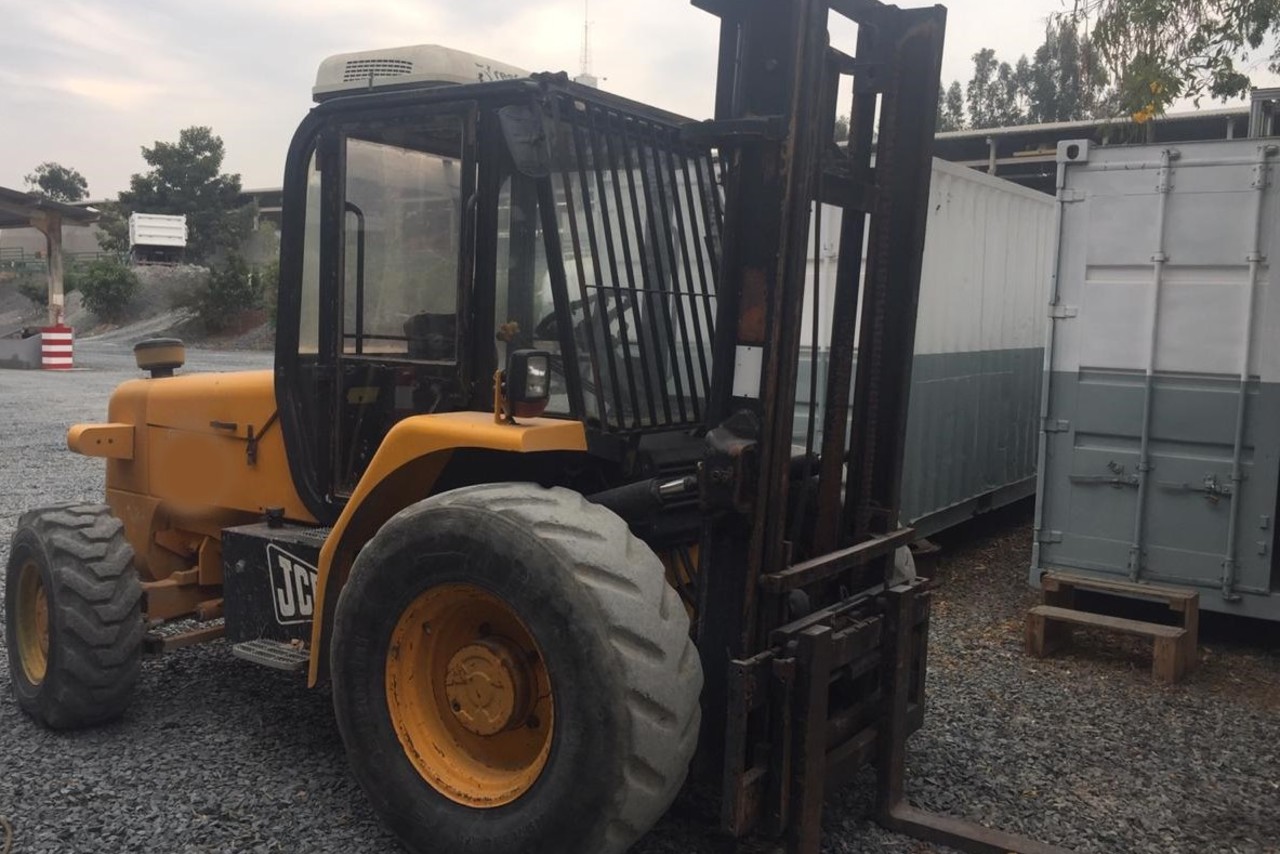 Empilhadeira JCB RTFL 940 Todo Terreno 07/07 - BHLOC | Trucadao.com.br