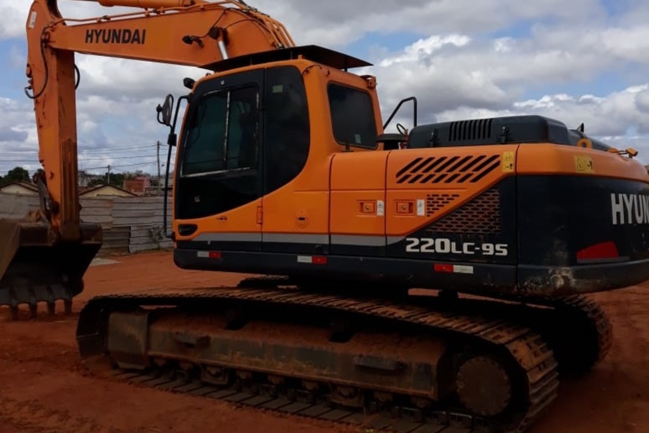 Escavadeira Hyundai R220 LC 13/13 - Alípio Máquinas | Trucadao.com.br