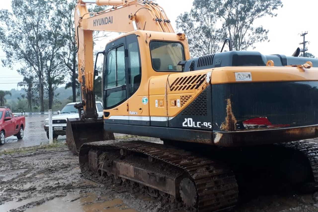 Escavadeira Hyundai R220 LC 13/13 - Edmaq Comércio de Máquinas e ...