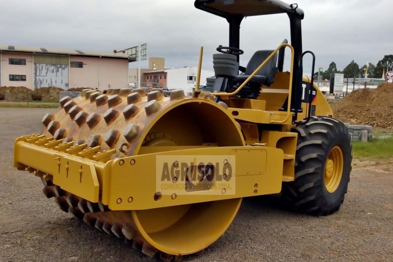 Rolo compactador Caterpillar CS533E 11/11 - Agrisolo Comércio e ...