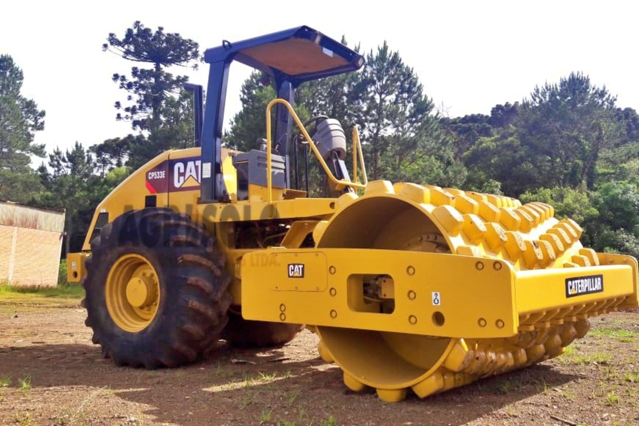 Rolo compactador Caterpillar CP533E 08/08 - Agrisolo Comércio e ...