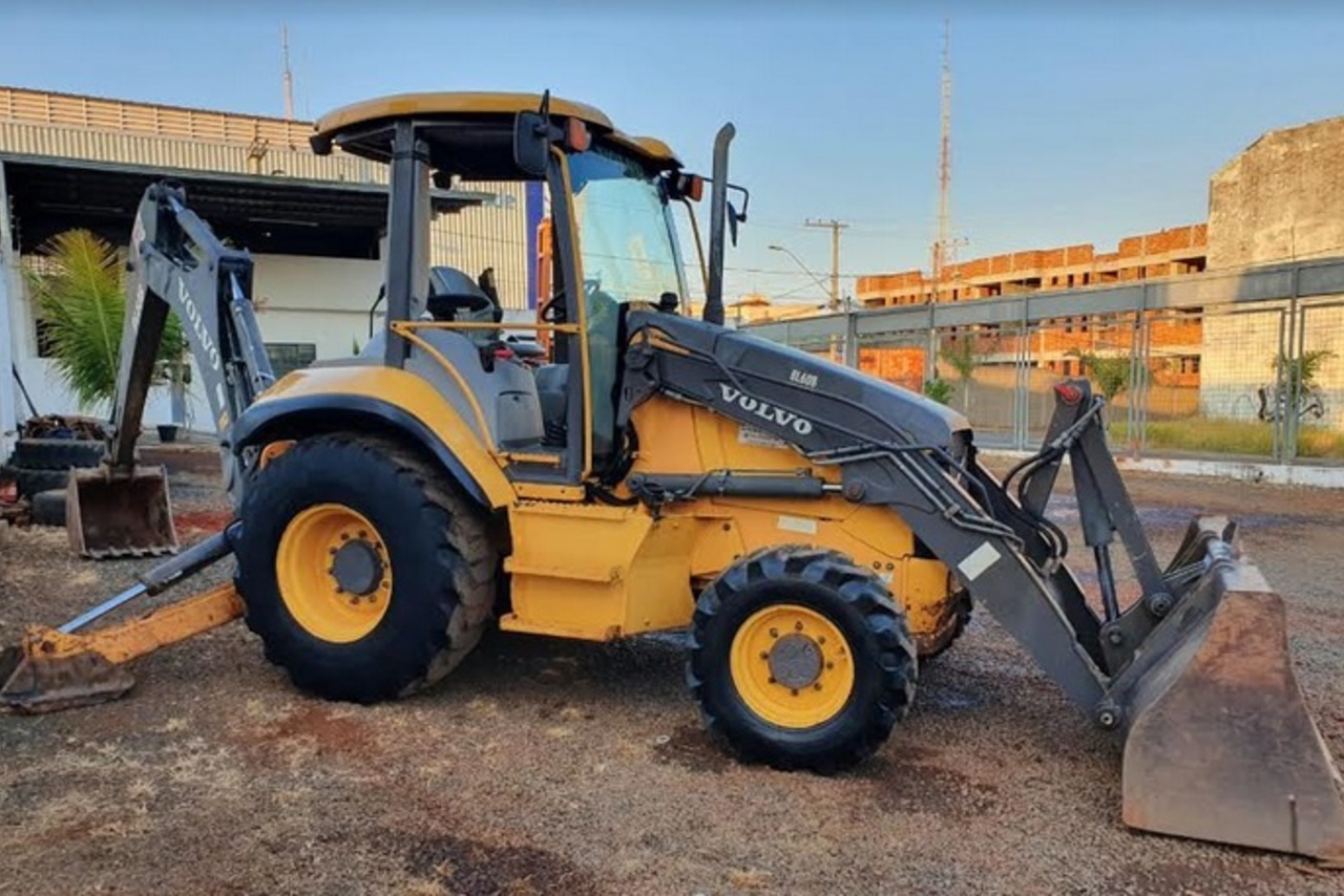 Retroescavadeira Volvo BL60B 14/14 - BHLOC | Trucadao.com.br