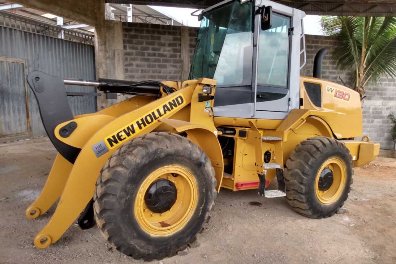 Pá carregadeira New Holland W130 10/10 - BHLOC | Trucadao.com.br