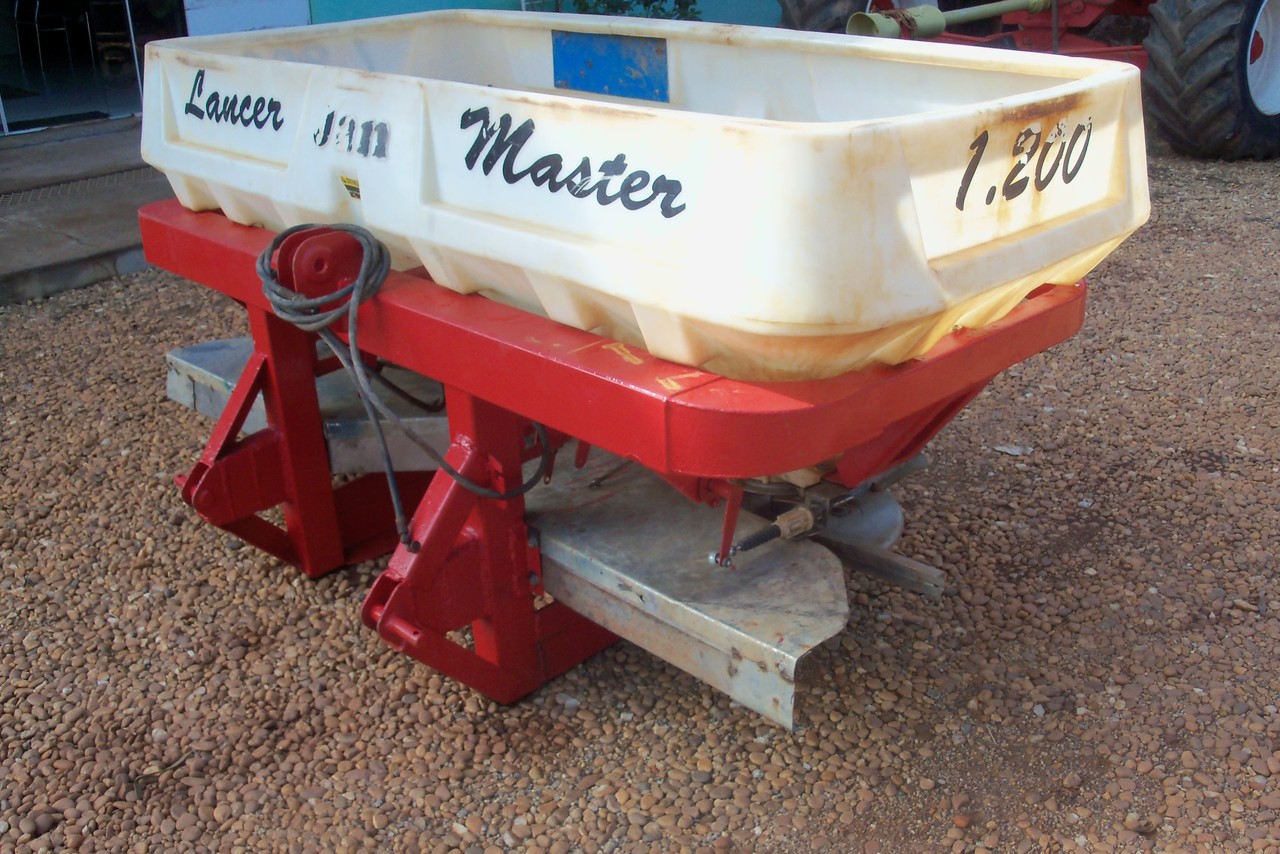 Distribuidor de Fertilizantes, Calcário e Sementes Jan Lancer Master 05 ...