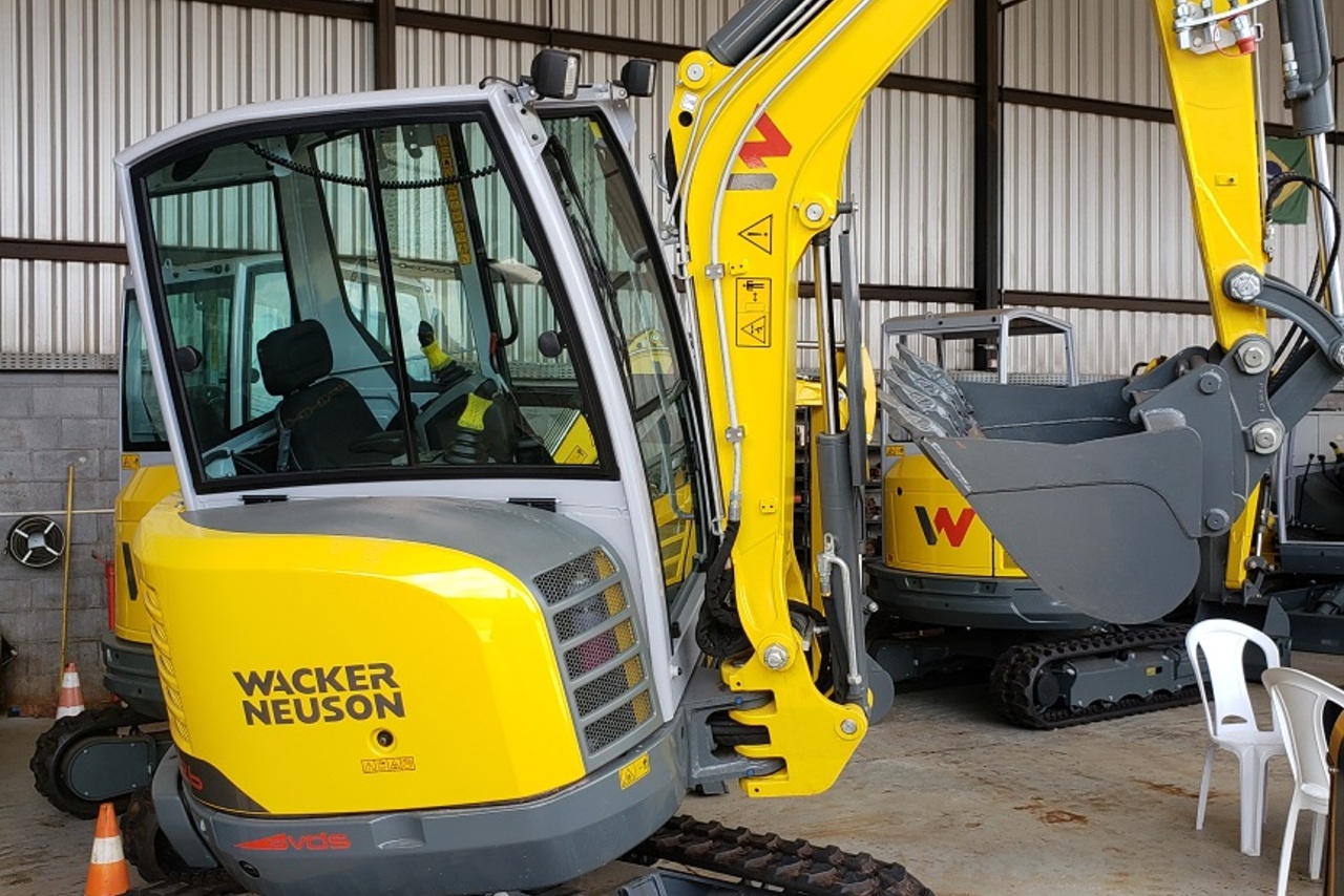 Mini Escavadeira Wacker Neuson ET20 20/20 - BHLOC | Trucadao.com.br