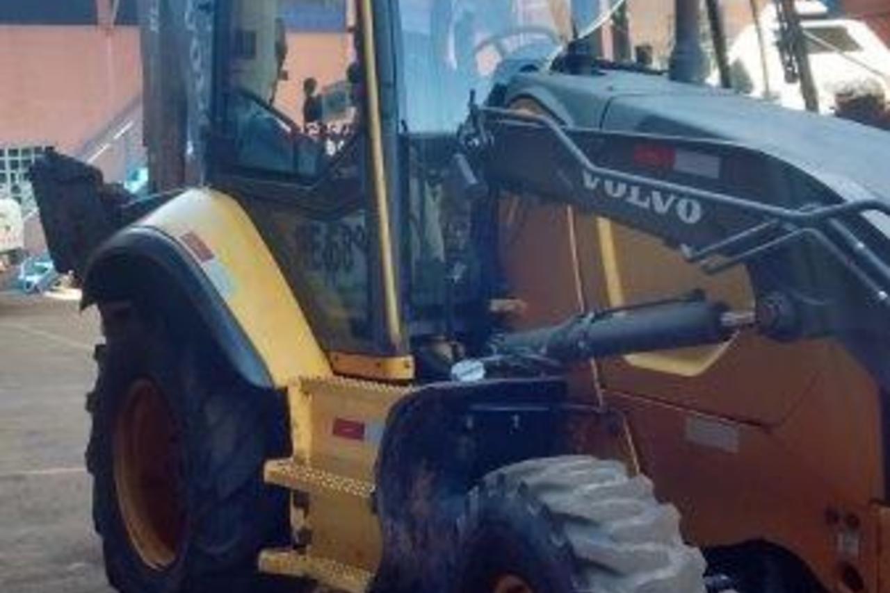 Retroescavadeira Volvo BL70 14/14 - Alípio Máquinas | Trucadao.com.br
