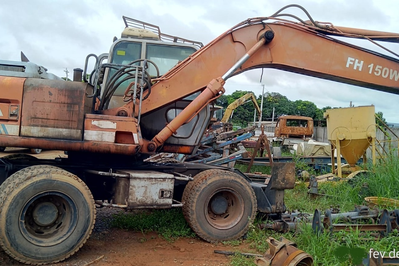 Escavadeira Hitachi FH 150 W3 99/99 - Alípio Máquinas | Trucadao.com.br