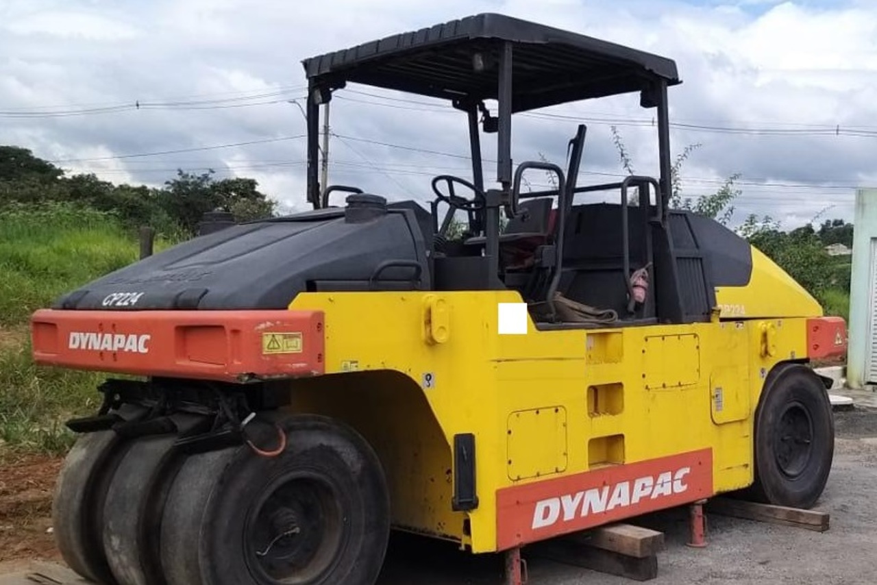Rolo compactador Dynapac CP224 10/10 - BHLOC | Trucadao.com.br