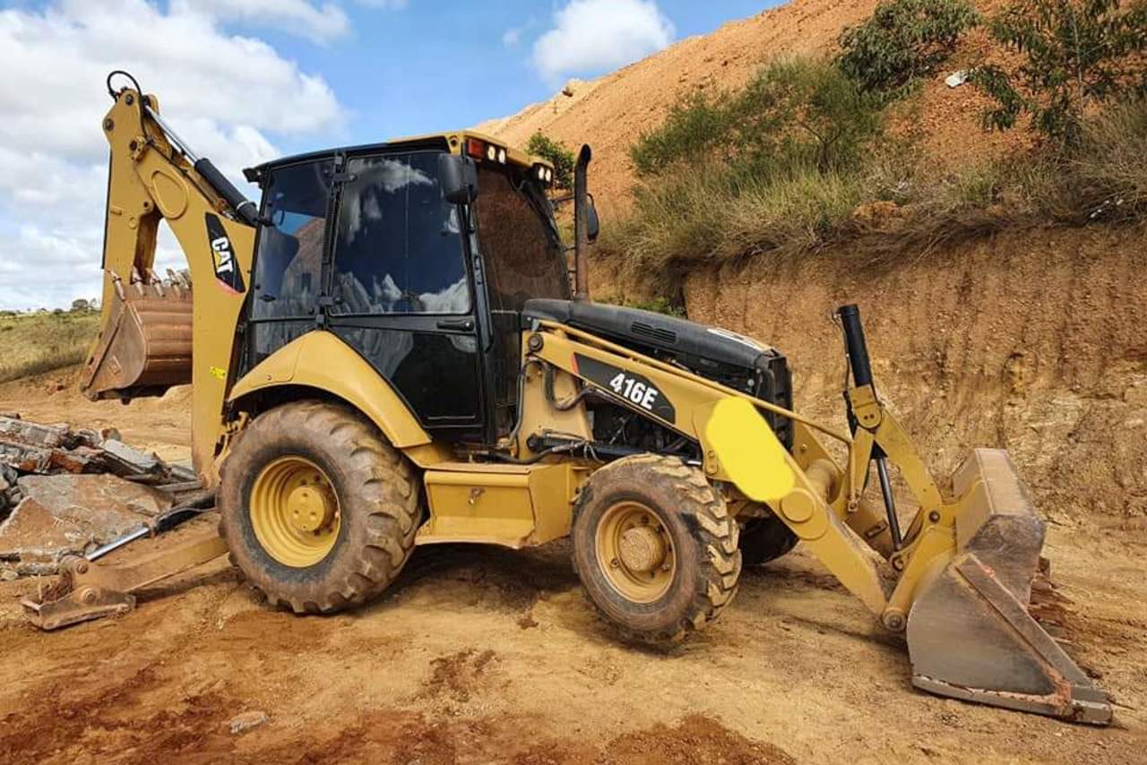 Retroescavadeira Caterpillar 416E 14/15 - MBC Seminovos Máquinas e Equipamentos Pesados ...
