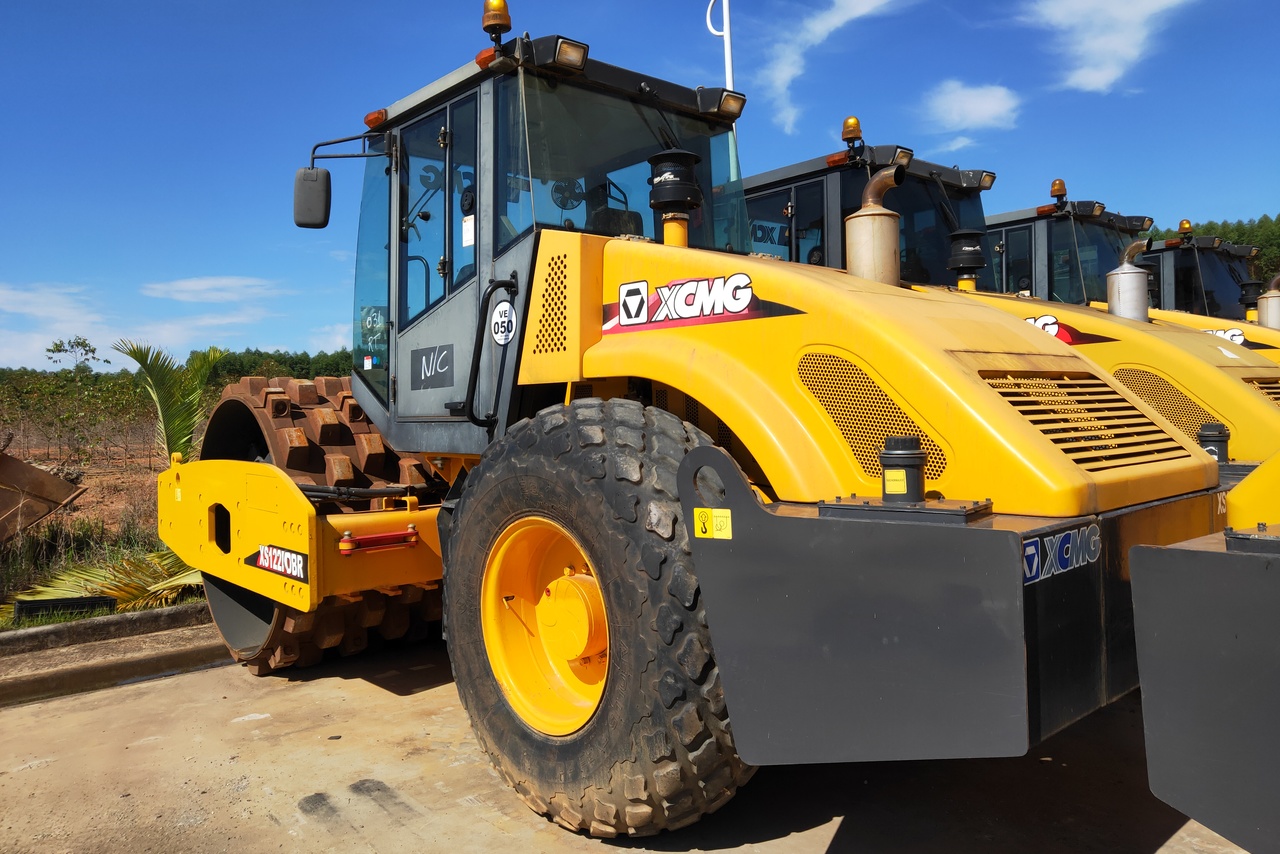 Rolo compactador XCMG XS122PDBR 14/14 - XCMG Brasil Indústria Ltda ...