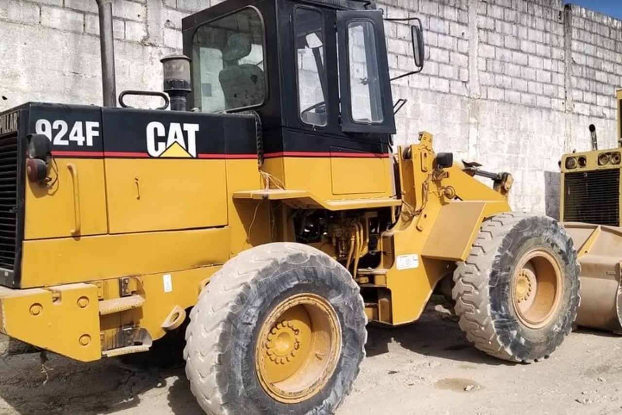 Pá carregadeira Caterpillar 924 F 94/94 - BHLOC | Trucadao.com.br