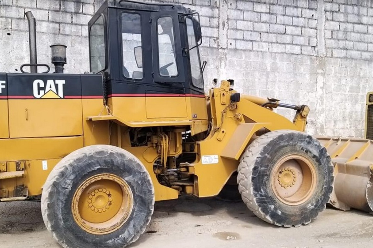 Pá carregadeira Caterpillar 924 F 94/94 - BHLOC | Trucadao.com.br