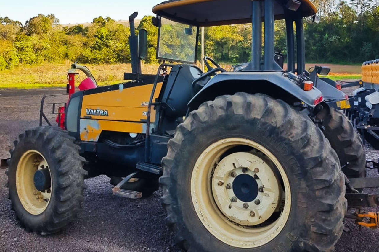 Trator Valtra 700 02 - Tritec Equipamentos Ltda | Trucadao.com.br