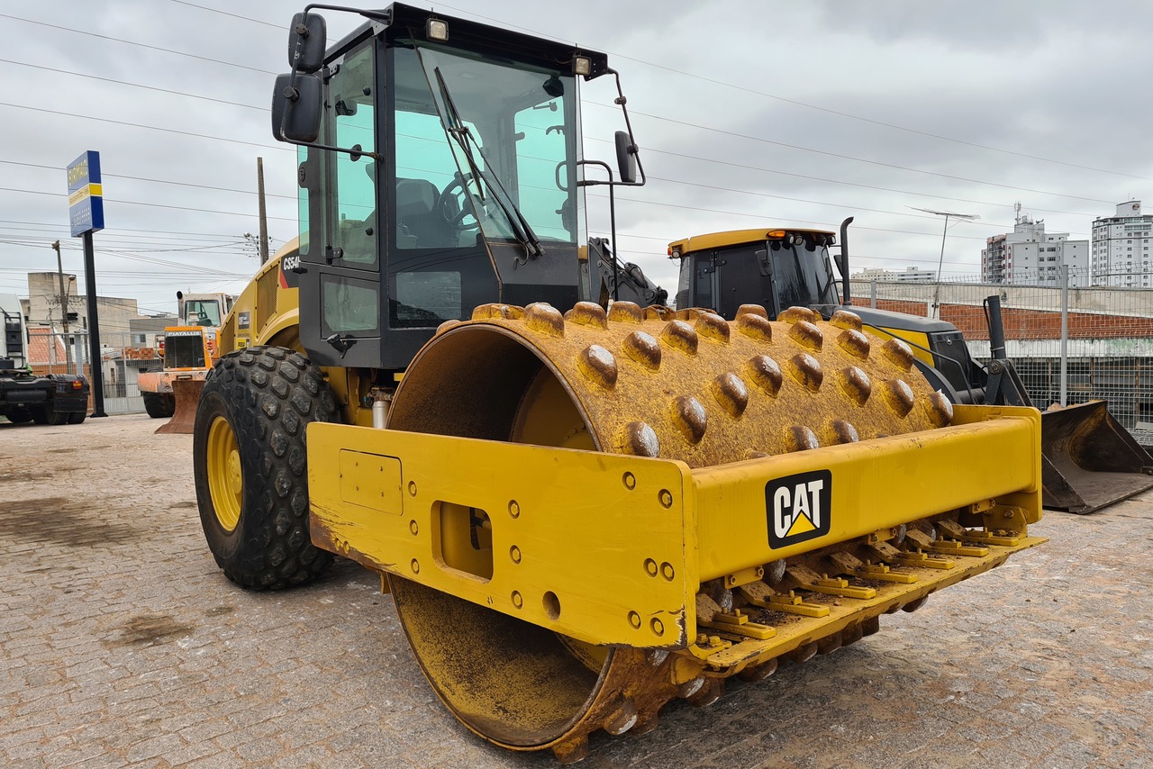 Rolo compactador Caterpillar CS54B 14/14 - Birmaq Equipamentos Ltda. | Trucadao.com.br