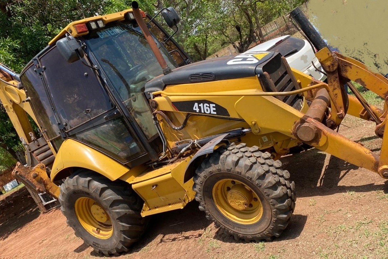 Retroescavadeira Caterpillar 416E 15/15 - Alípio Máquinas | Trucadao.com.br