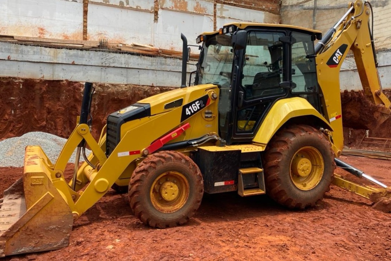 Retroescavadeira Caterpillar 416F2 20/20 - Alípio Máquinas | Trucadao.com.br
