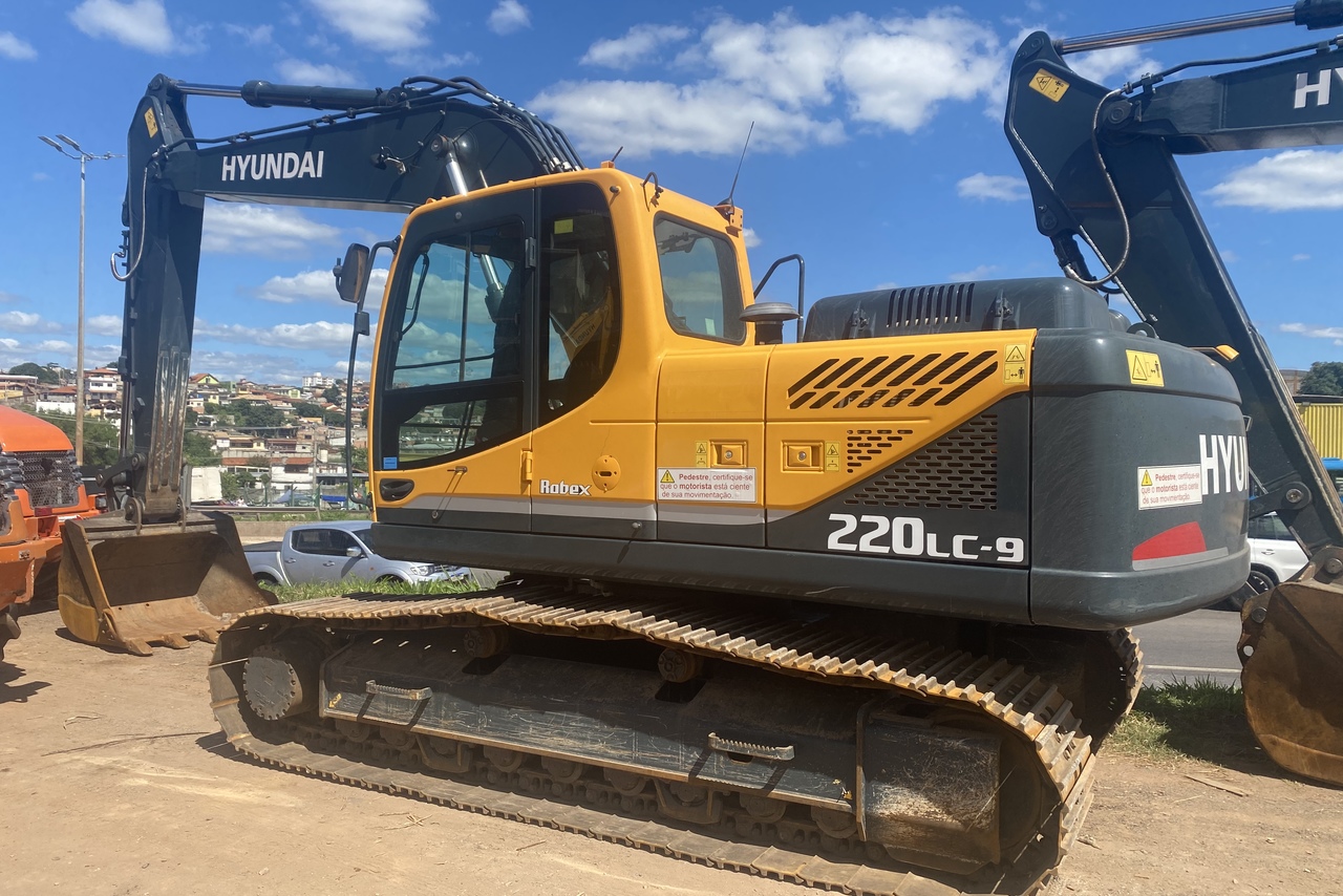 Escavadeira Hyundai R220 LC 20/20 - Negócios Pesados | Trucadao.com.br