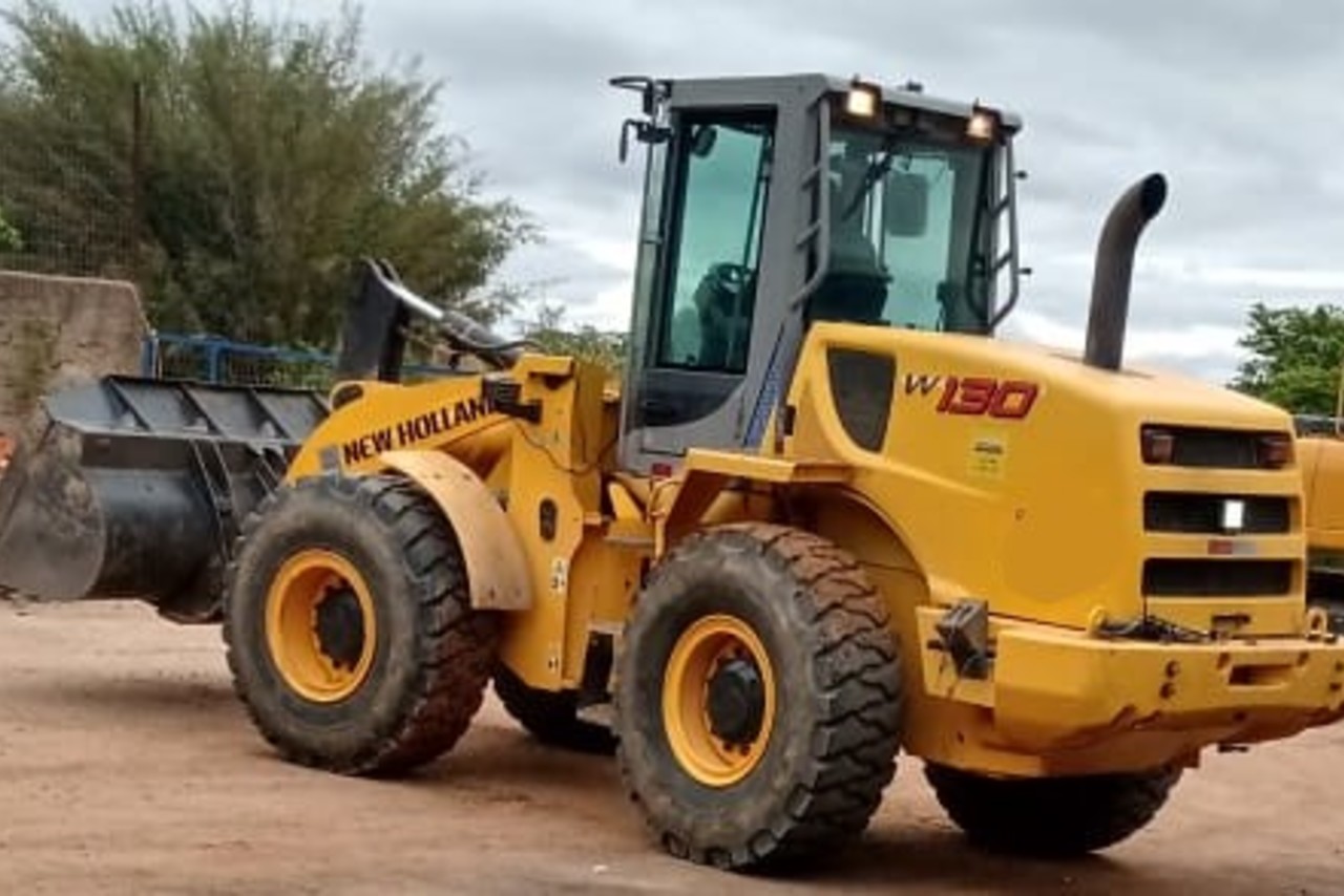 Pá carregadeira New Holland W130 15/15 - BHLOC | Trucadao.com.br