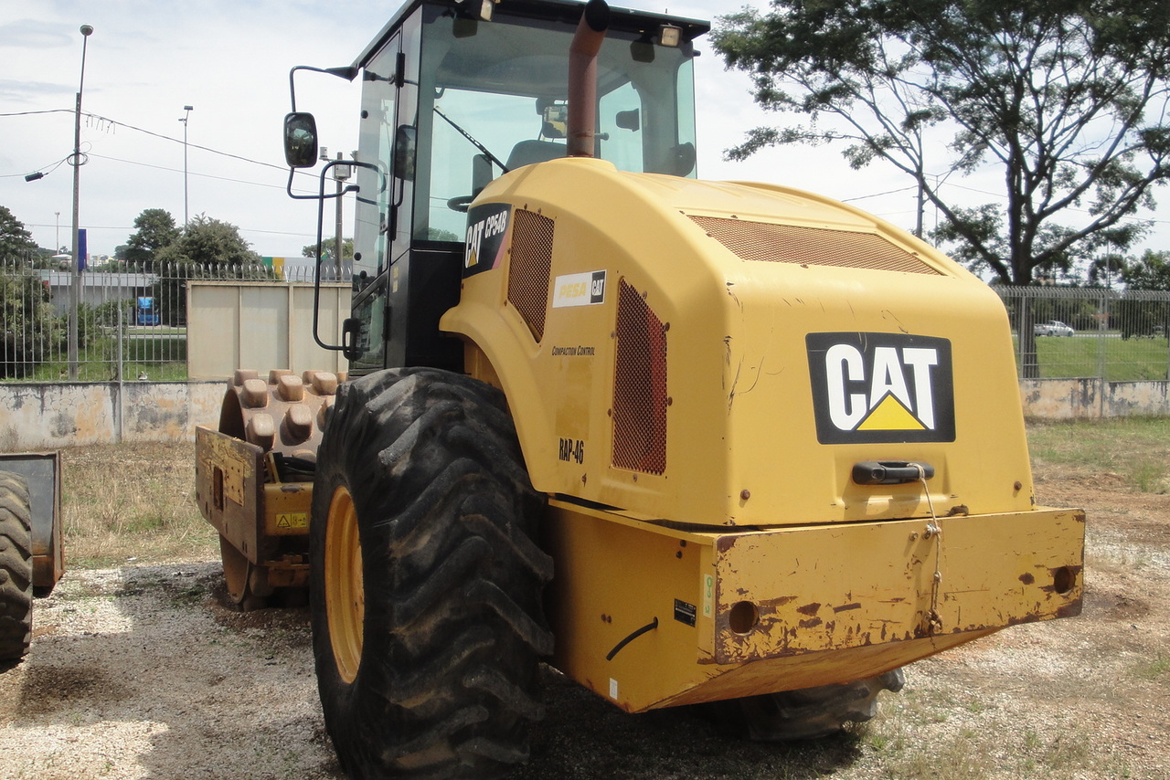 Rolo compactador Caterpillar CP54B 14/14 - BR Tratores | Trucadao.com.br